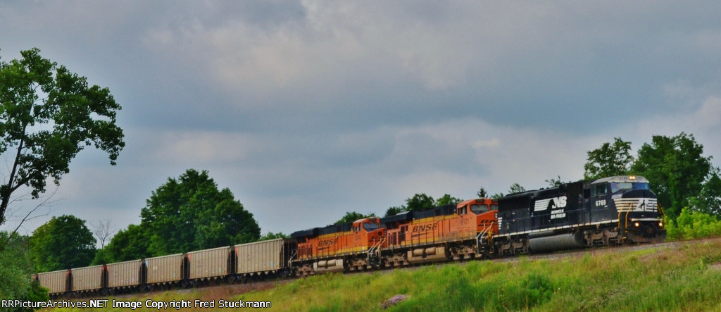 NS 6769 was later cut off and the BNSF units continued west alone.